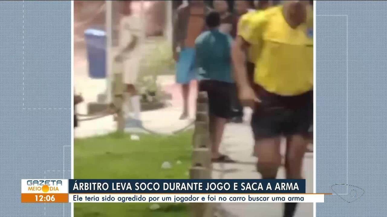 Árbitro dá cartão, leva soco de jogador e saca arma no ES; veja VÍDEO | G1