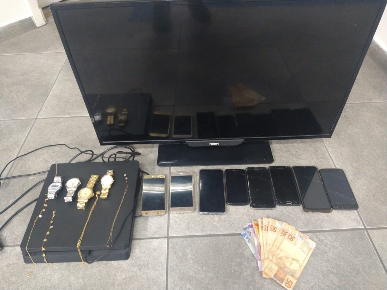 Três criminosos assaltam casa e fazem família refém no bairro ... Três criminosos assaltam casa e fazem família refém no bairro ...