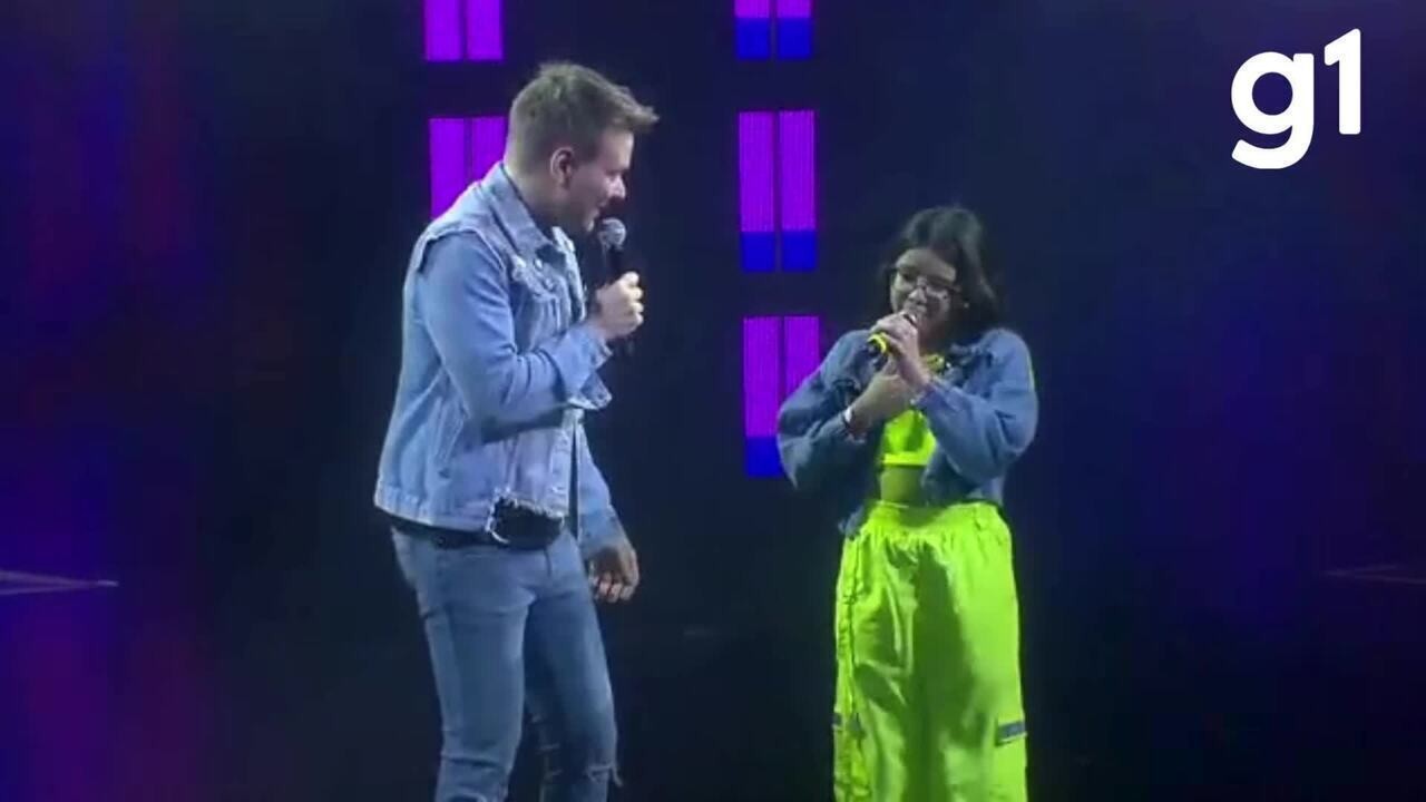VÍDEO: menina de 10 anos surpreende plateia ao subir no palco e cantar ...