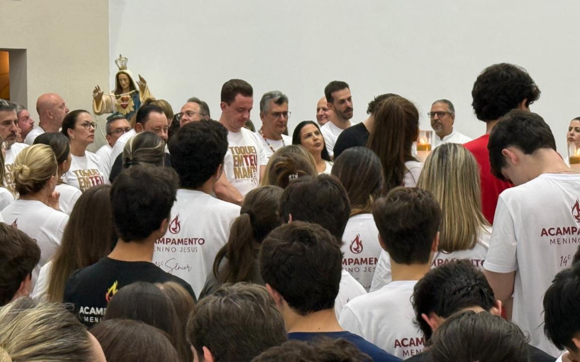 Veja imagens da cantora Maiara em missa após acampamento religioso | G1