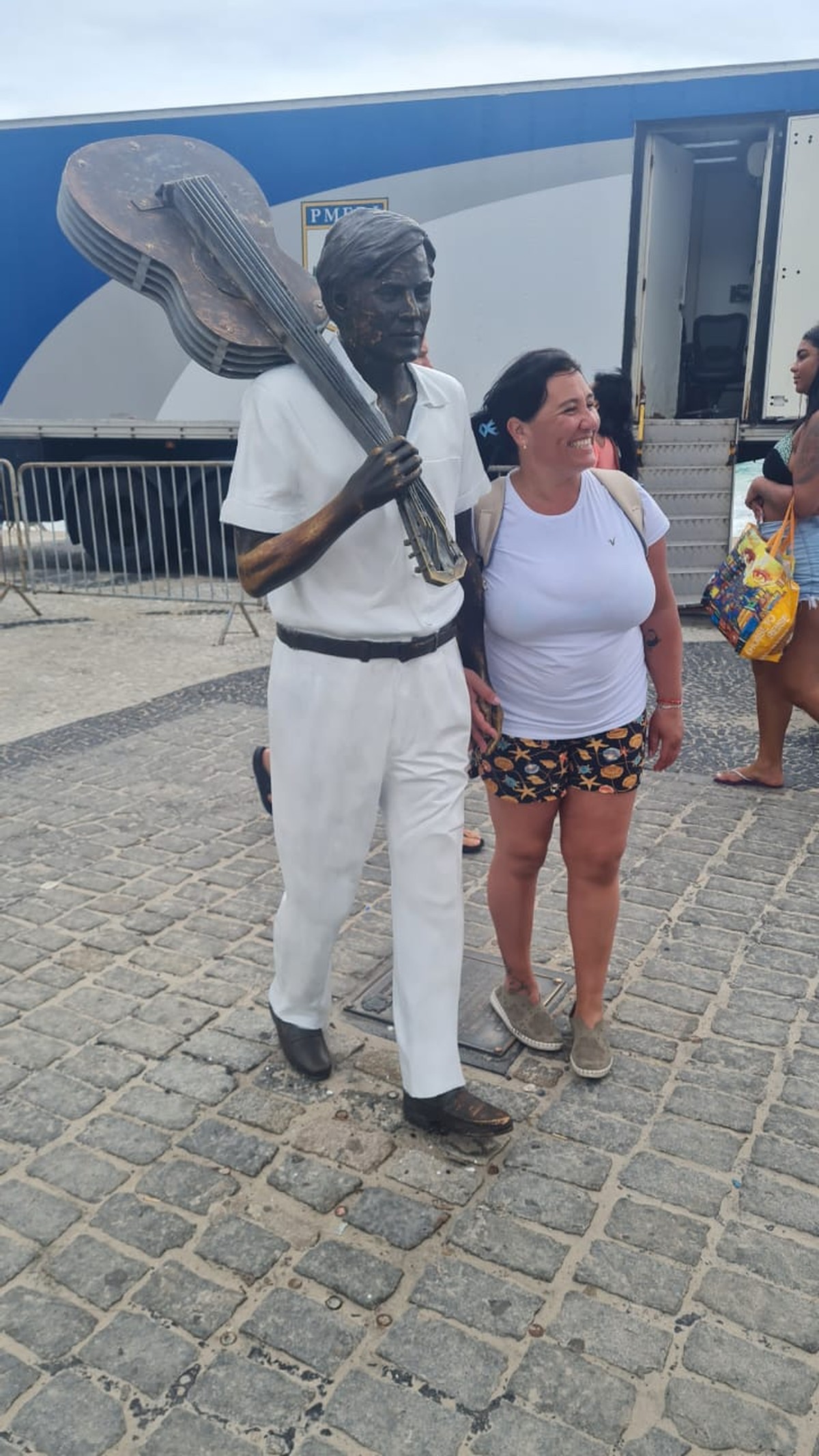 Estátua de Tom Jobim ganha restauração e fica com 'roupas' novas | Rio ...