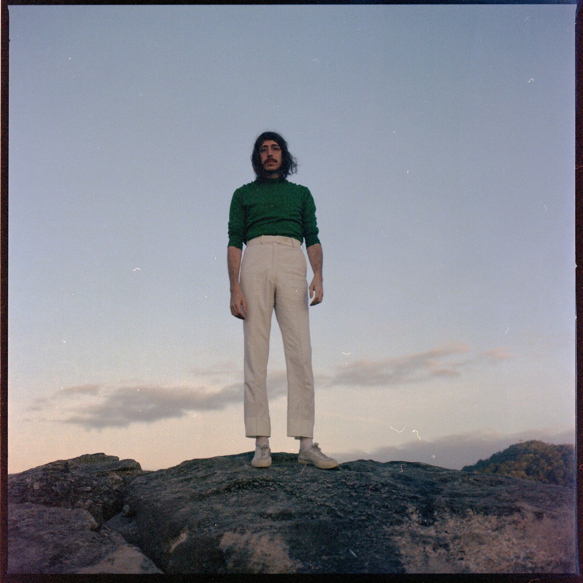 Tim Bernardes canta um 'conto' em 'Última vez', derradeiro single do ...