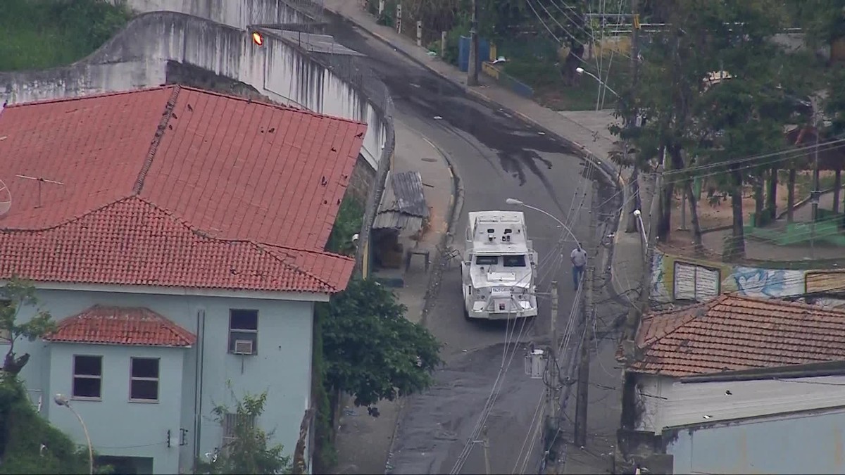Policiais militares fazem operação no Complexo do Lins, na Zona Norte ...