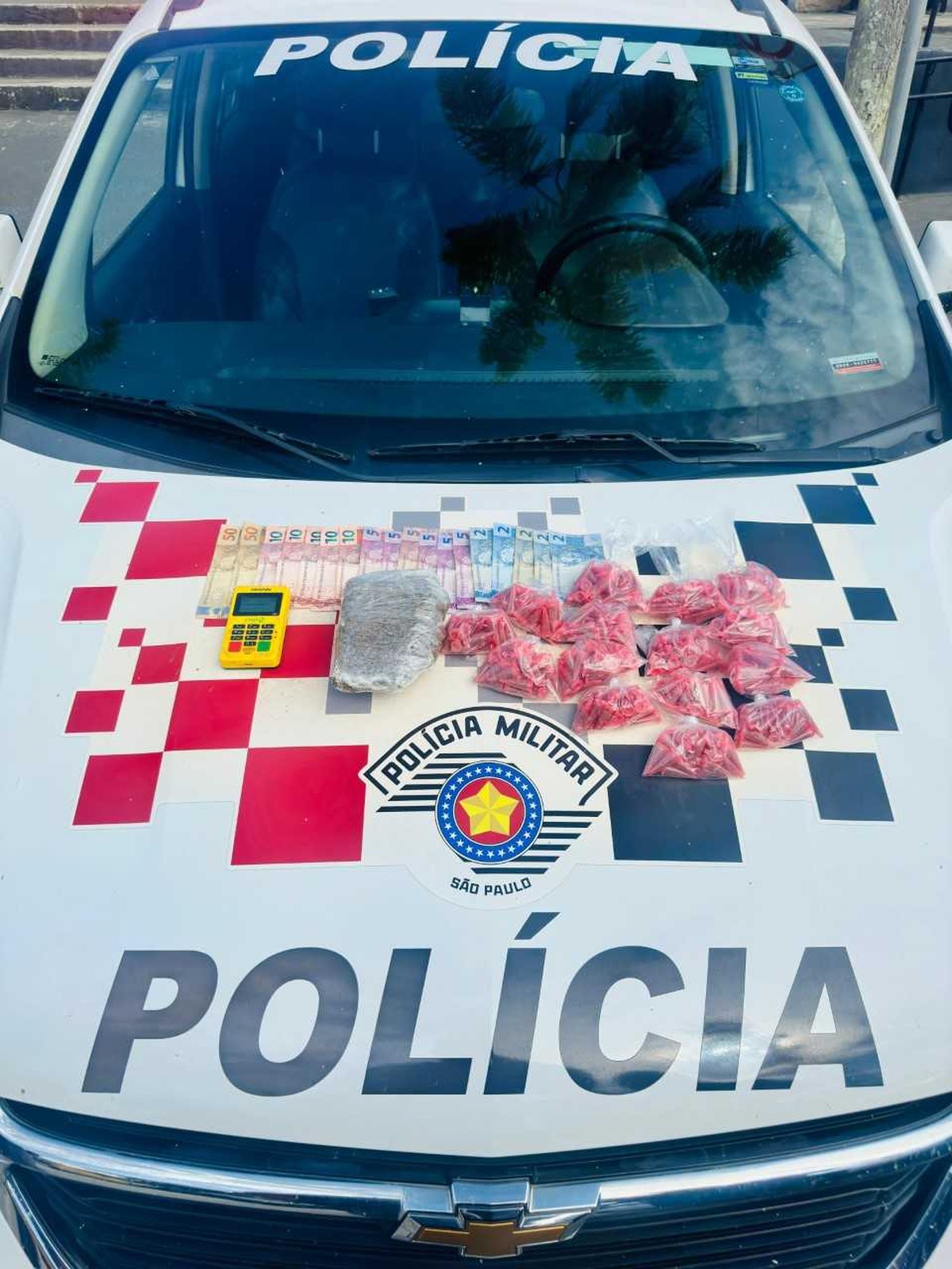 Taxista é preso com drogas após tentar fugir de viatura da polícia em ...