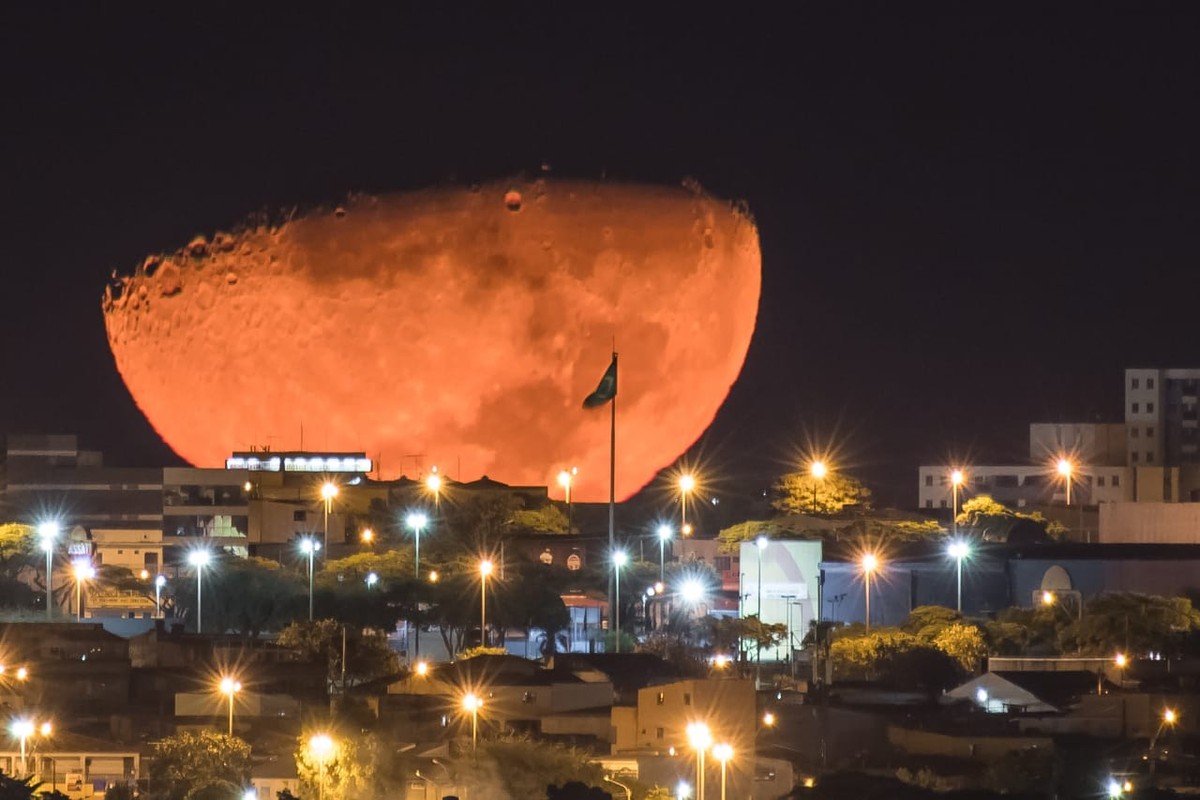 Céu limpo facilita observação e lua impressiona pela beleza em Brasília ...