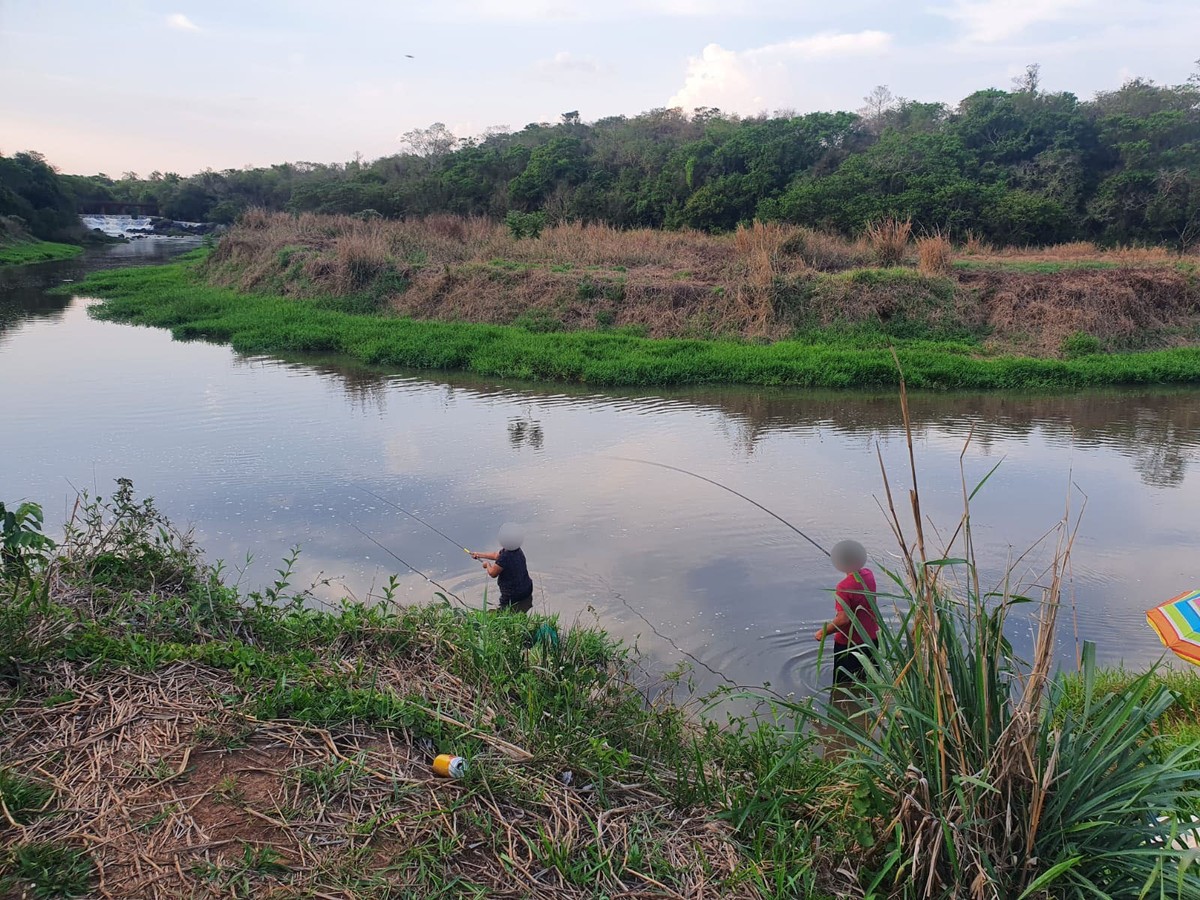 Homens são advertidos pela Polícia Militar Ambiental por pescarem em local proibido no Rio ...