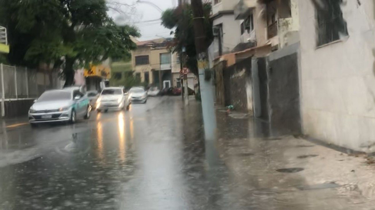 Chuva forte alaga ruas e mantém Defesa Civil em alerta no Norte do RJ | G1