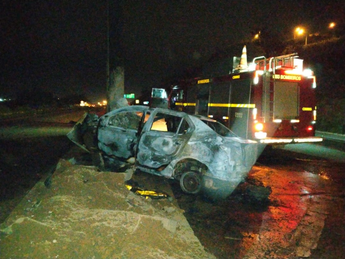 Motorista é carbonizado após bater em poste na MG-010, na Grande BH | Minas Gerais | G1
