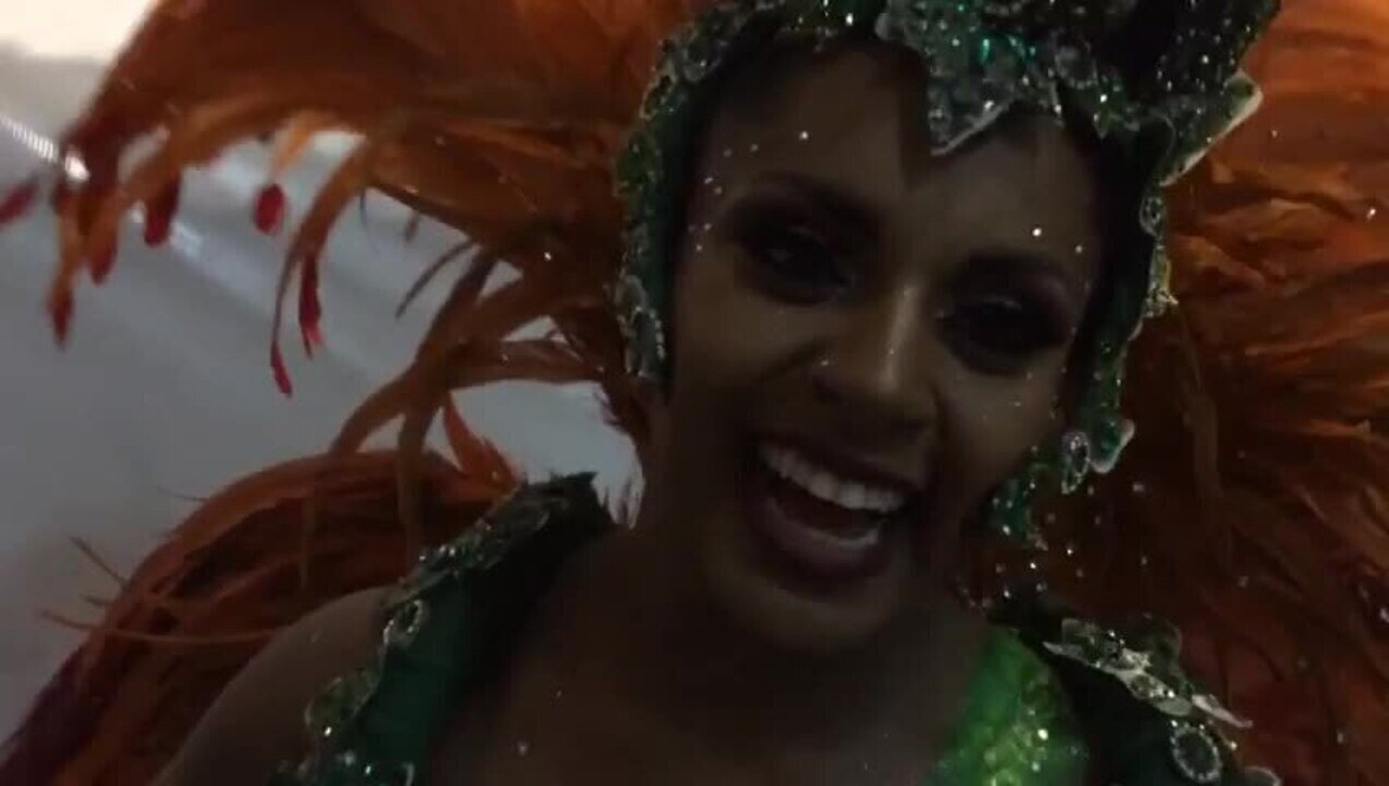 Tarine Lopes diz adeus ao tapa-sexo e desfila com peça transparente e ...
