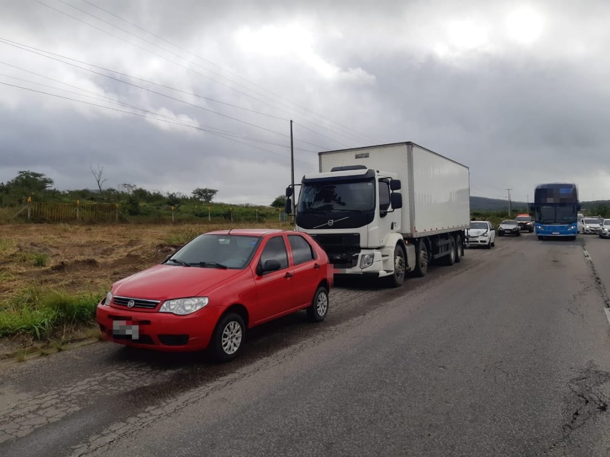 Engavetamento deixa duas pessoas feridas e trânsito lento na BR-232, em Caruaru | Caruaru e ...