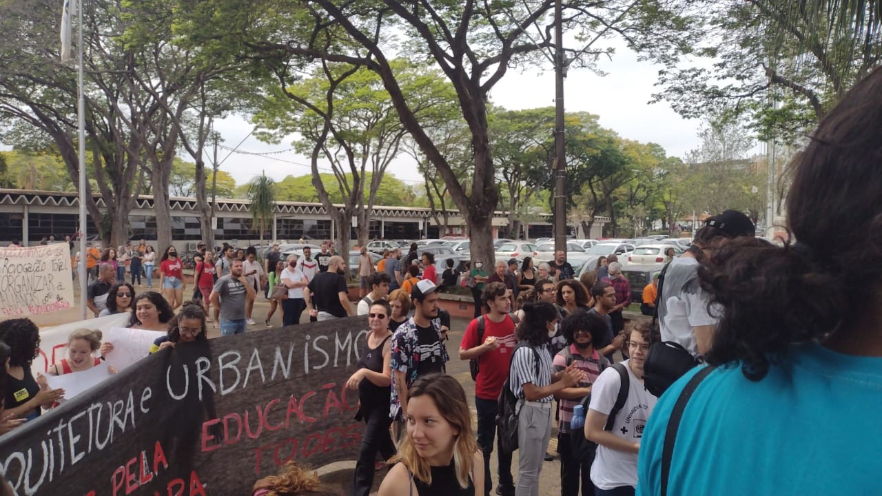 Alunos e trabalhadores da Unicamp se reúnem em ato para cobrar ...