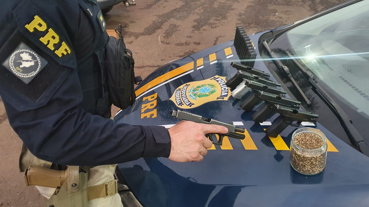 Mulher é Presa Transportando Seis Pistolas E Sementes De Maconha Dentro