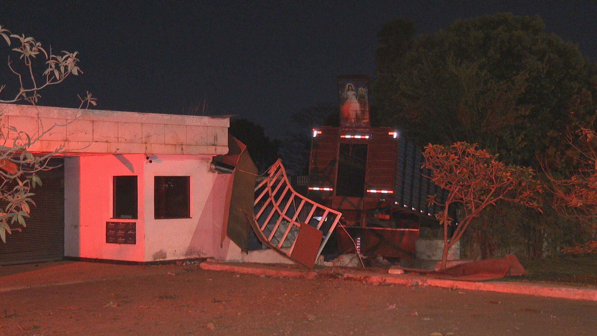 Caminhão desgovernado invade condomínio e atinge casa no Park Way; veja VÍDEO dos estragos