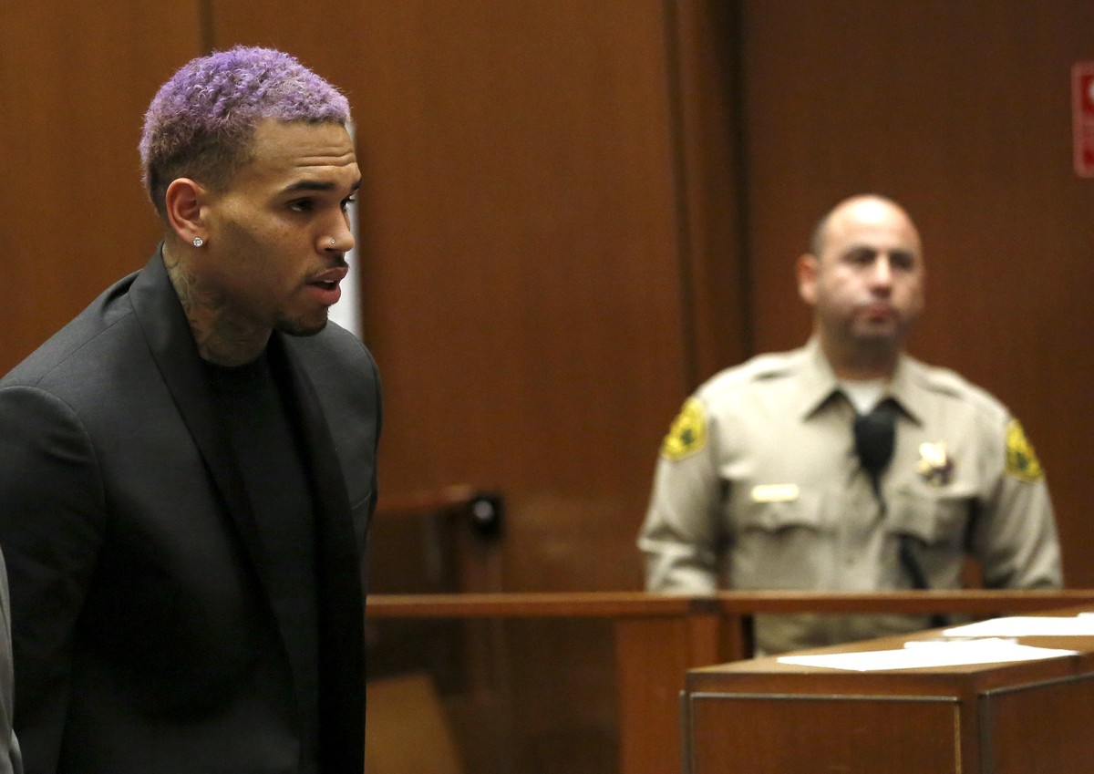 Fotos mostram Chris Brown com mãos ao redor de pescoço de mulher