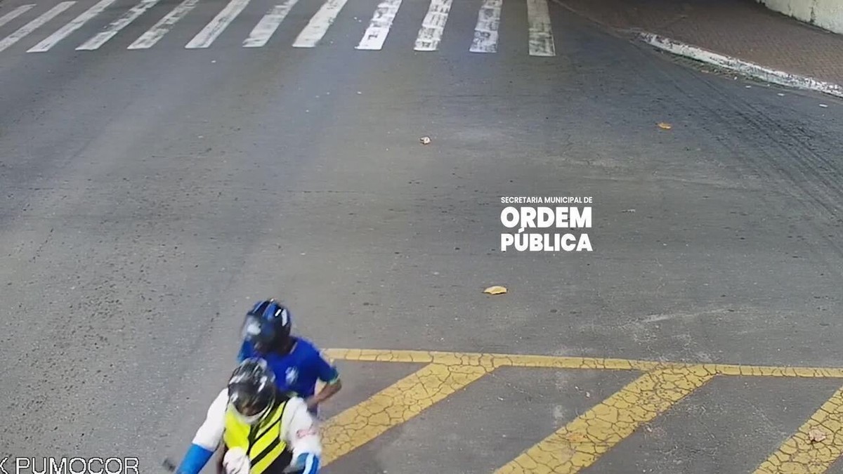 VÍdeo Mototaxista E Carona Escapam Por Pouco De Batida Entre Dois