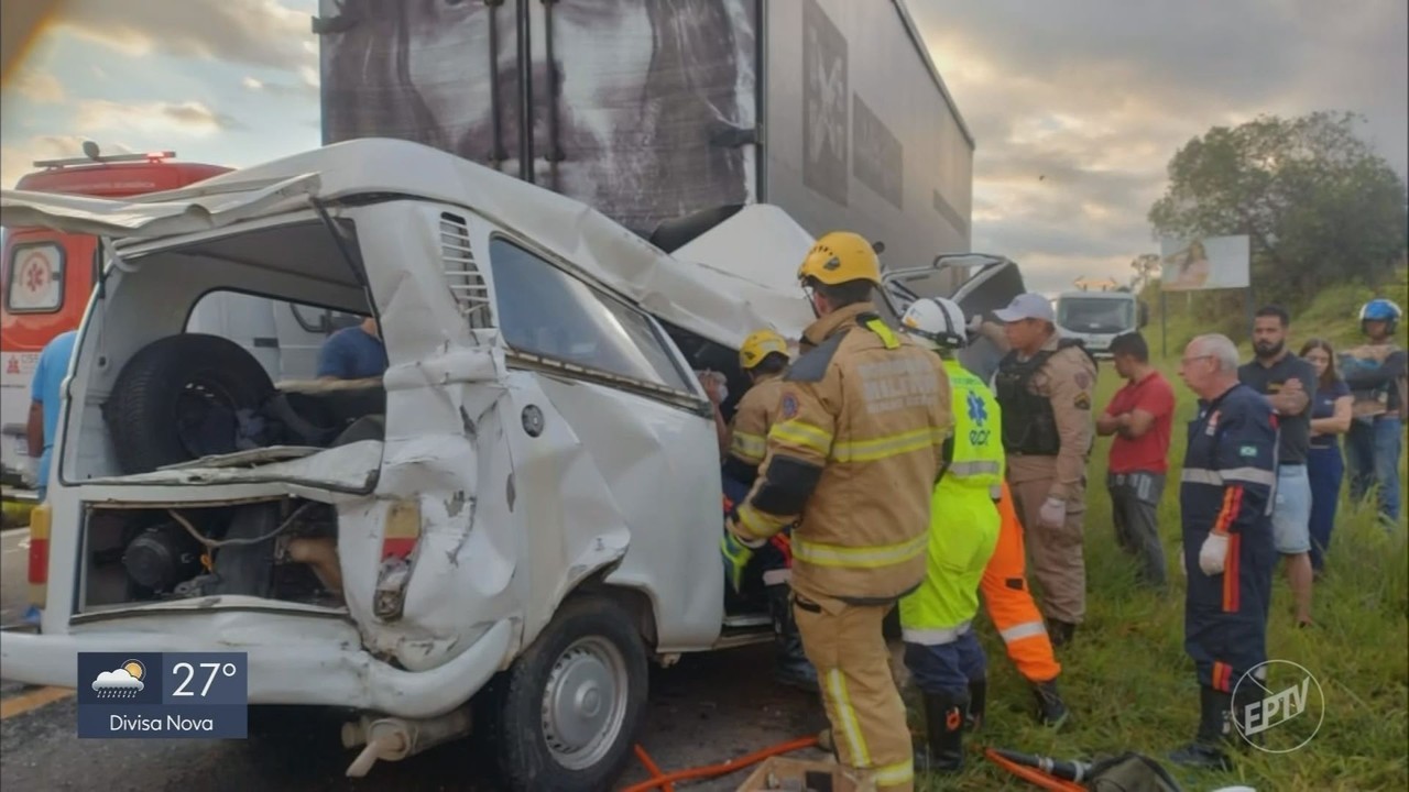 Kombi é prensada entre dois caminhões e motorista fica preso nas ferragens na MG-290, em Borda ...