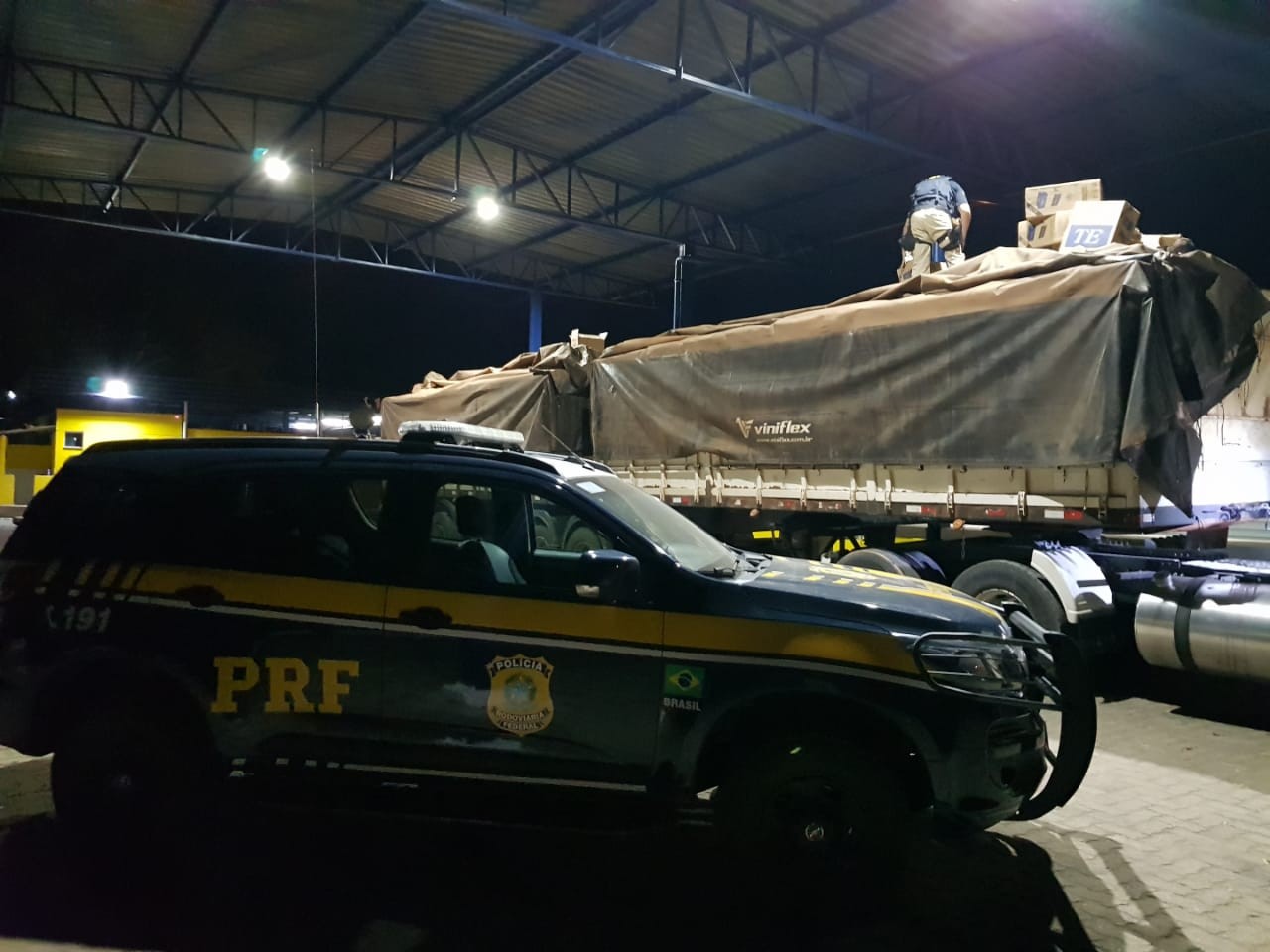 Carreta que provocou acidente com ambulância na BR-251 estava carregada de cigarros do Paraguai ...