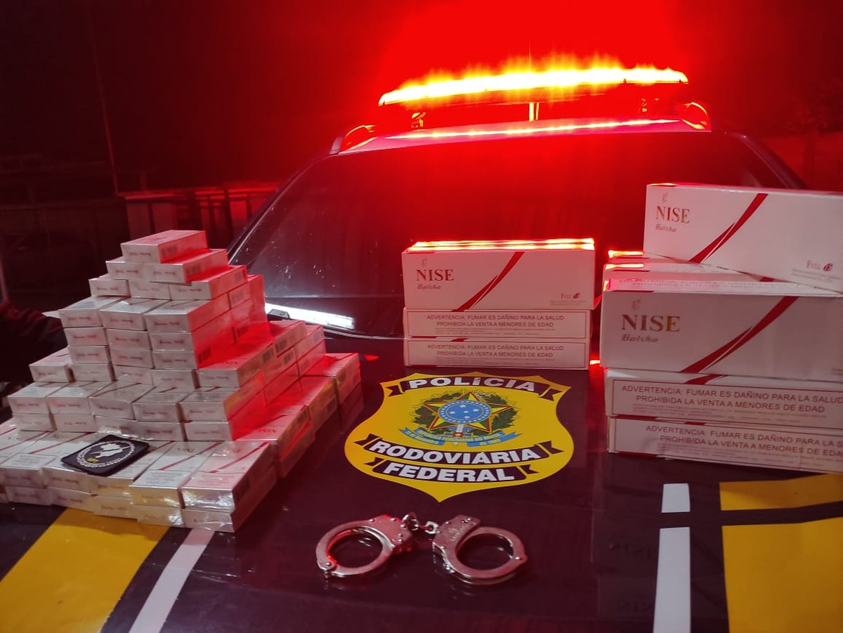 Prf Prende Homem Que Transportava Maços De Cigarros Contrabandeados Em