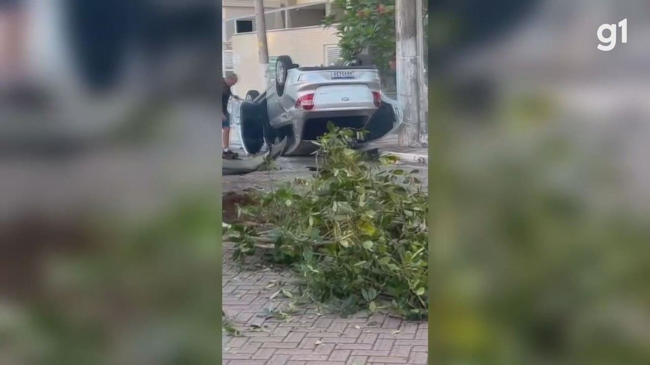 Motorista perde o controle, bate carro em luminária e capota no litoral de SP; VÍDEO | Santos e ...