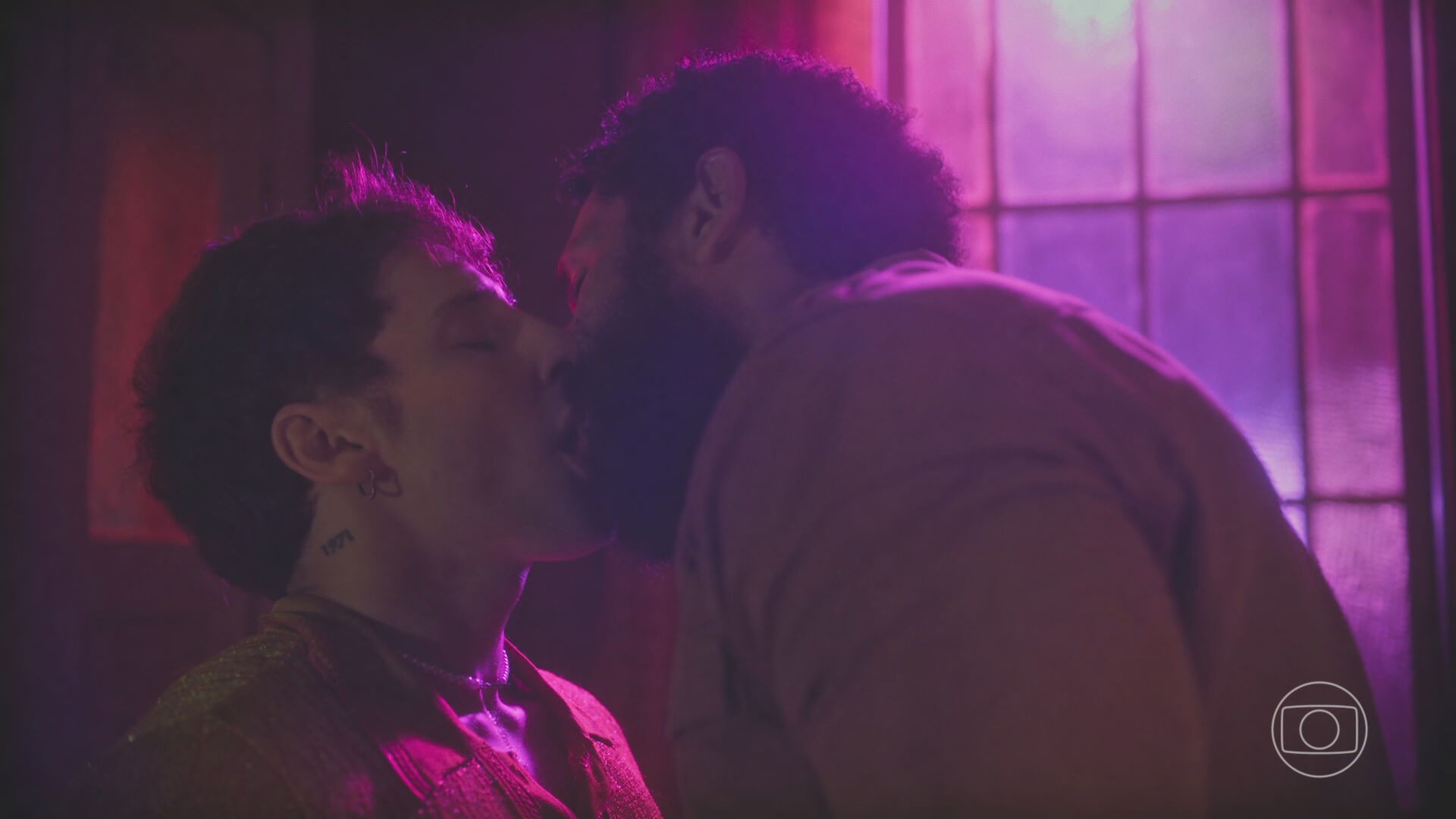 Kelvin e Ramiro, de 'Terra e Paixão', se beijam pela primeira vez e ator chora ao ver cena na TV