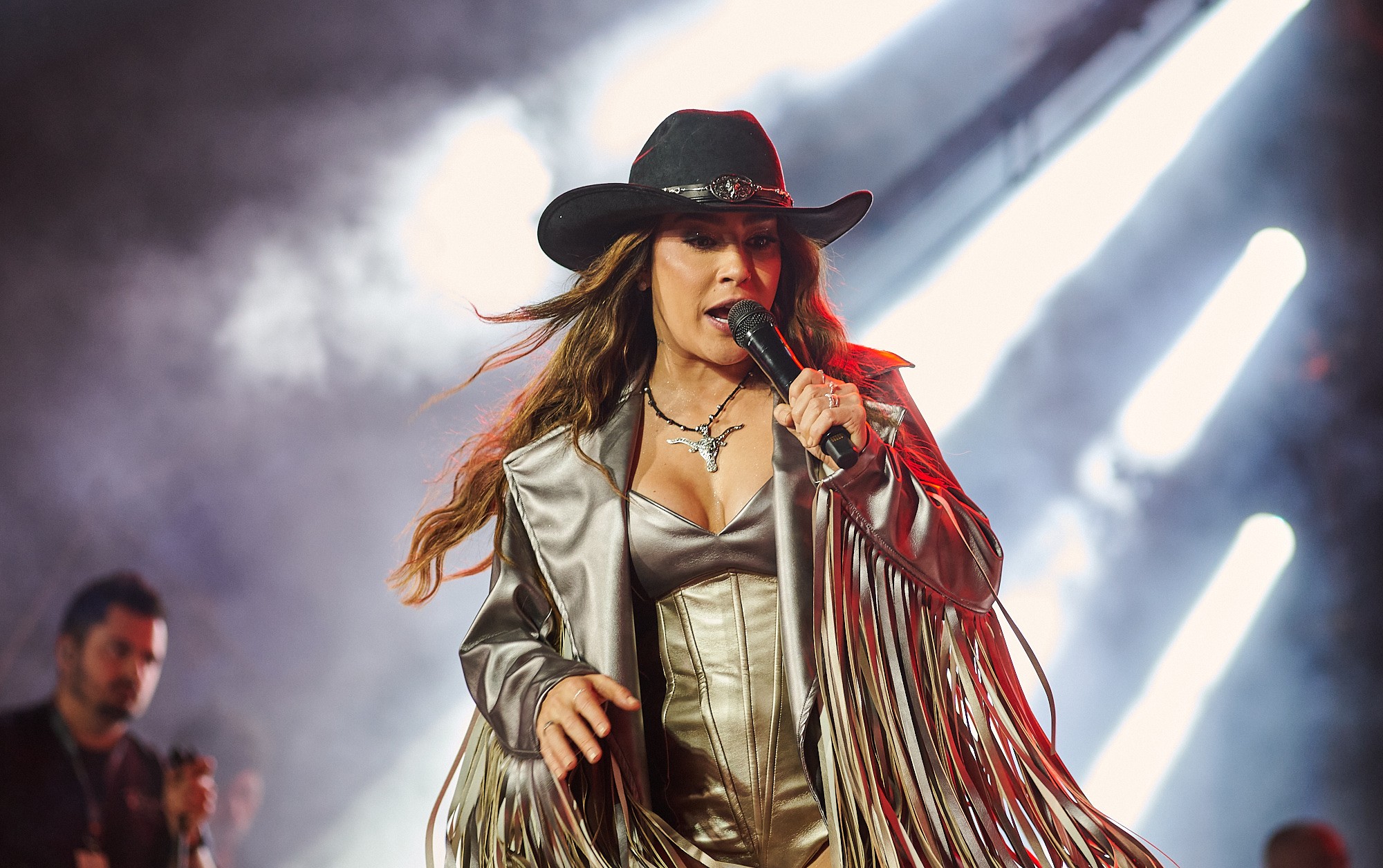 Lauana Prado chora ao realizar 'sonho de criança' de cantar no palco da ...