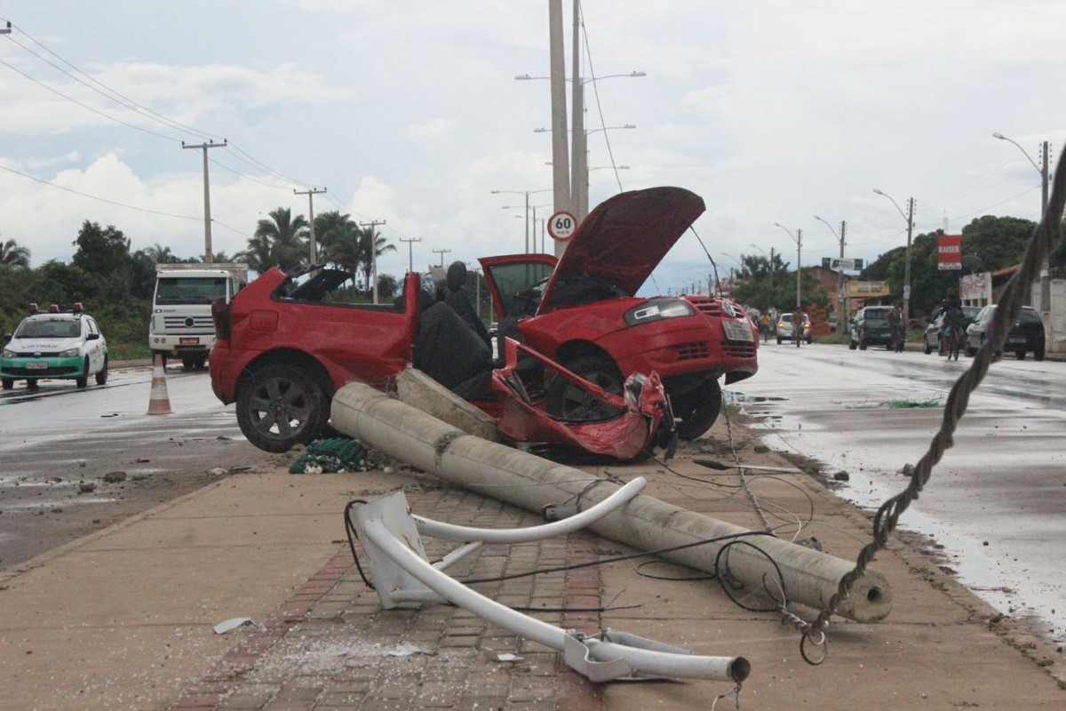 Carro bate em poste e duas mulheres ficam presas nas ferragens | Piauí | G1