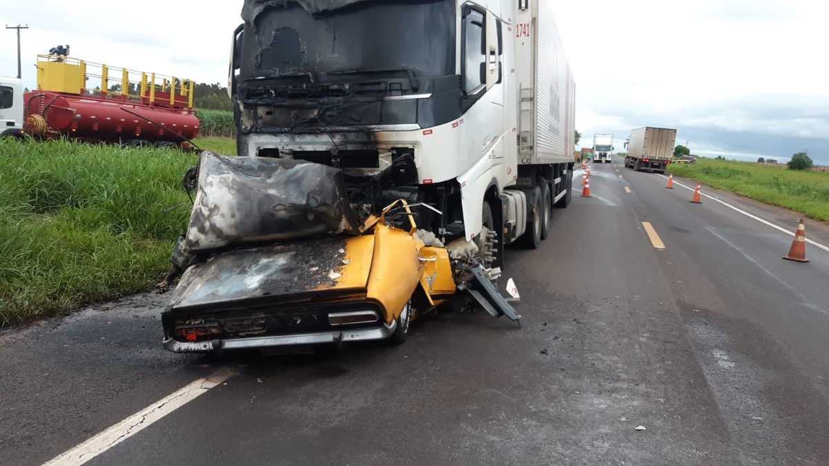 Motorista de carro morre carbonizado após bater de frente com caminhão na BR-153 em Promissão ...
