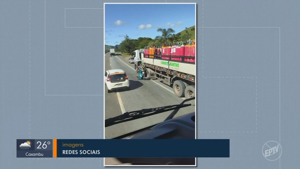 Motociclista fica gravemente ferido após bater na lateral de carreta na Fernão Dias, no Sul de MG