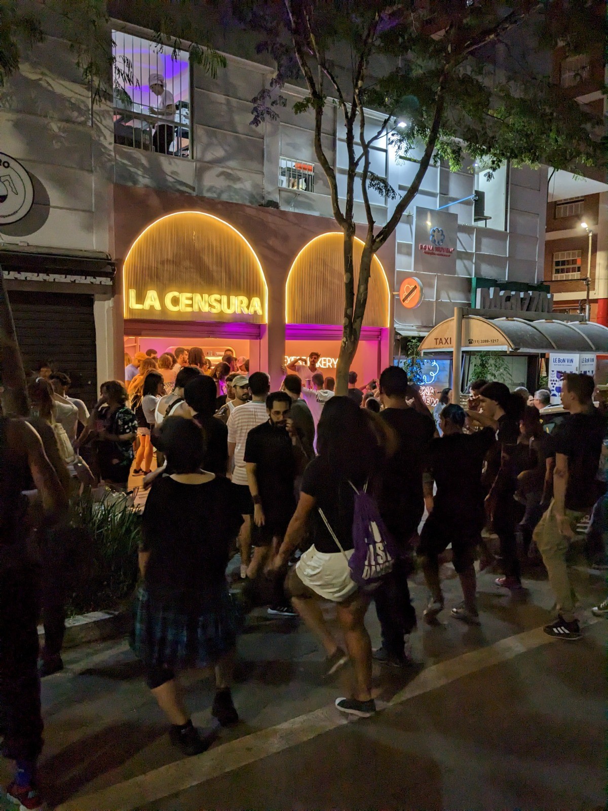 Após ser proibida de colocar o nome original na fachada, creperia 'La ...