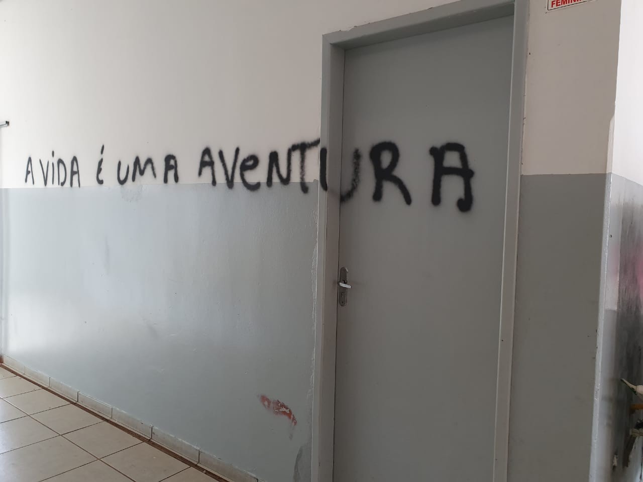 Escola pública tem parede pichada e armário com documentos incendiado, em Londrina | Norte e ...