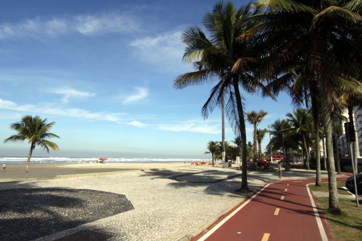 Turista de 13 anos morre afogado após entrar no mar com o irmão no ...