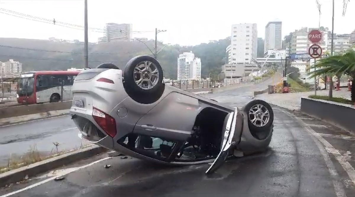 Briga De Casal Termina Em Capotamento E Trânsito Fechado Em Avenida De