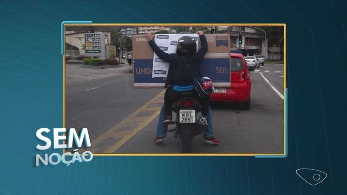 Mulher é flagrada se equilibrando para segurar TV de 50 polegadas em ...