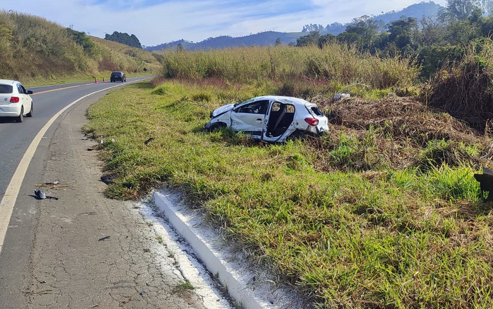 Mulher de 26 anos morre e seis pessoas ficam feridas em acidente envolvendo três veículos na BR ...