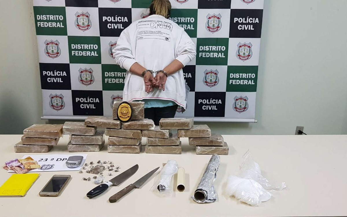 Mãe é presa por ajudar homem a traficar drogas em escolas do DF ...