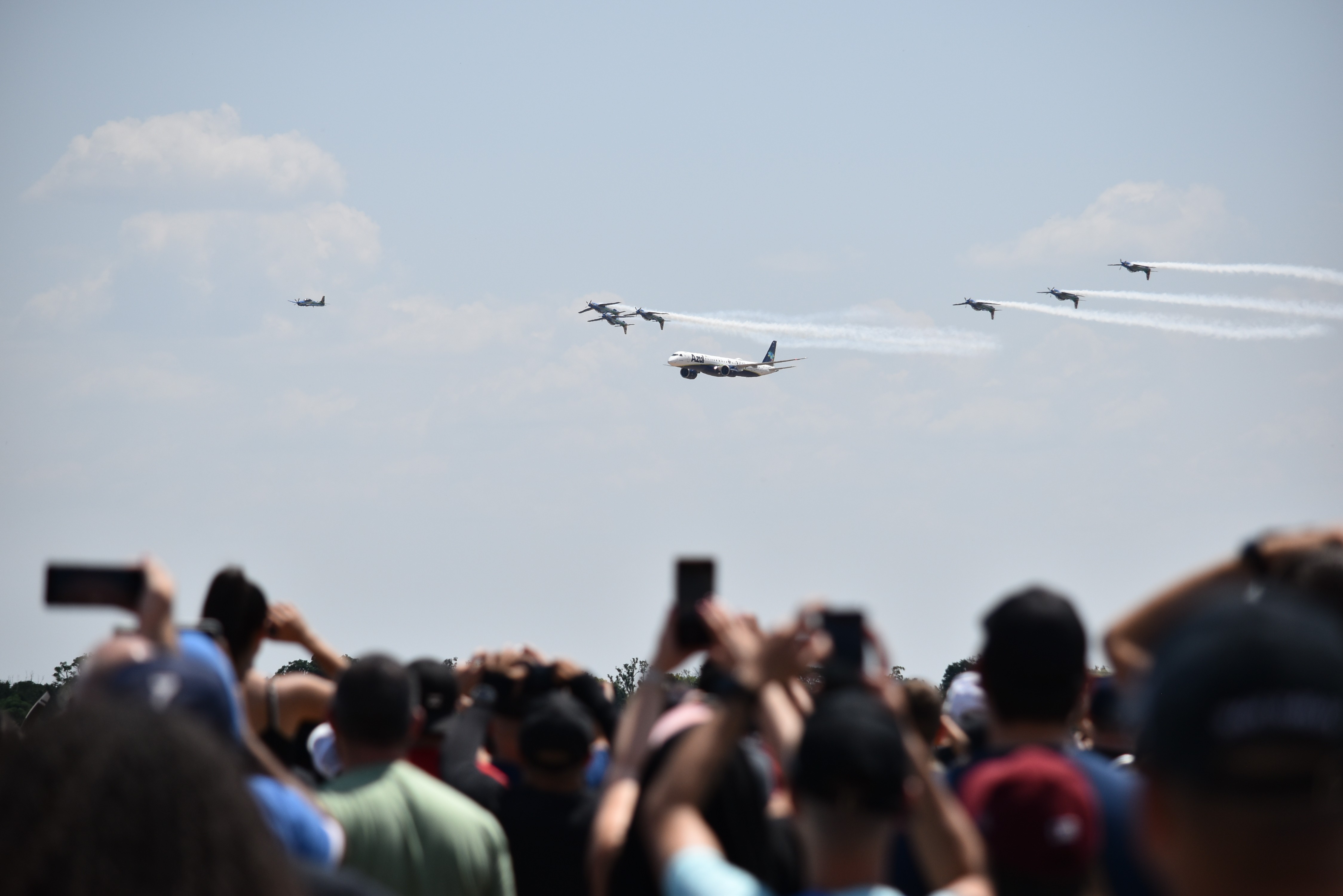 Esquadrilha da Fumaça faz apresentação no Domingo Aéreo da AFA; veja ...