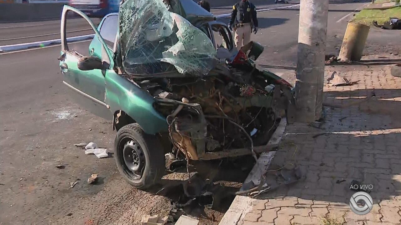 Carro fica destruído após acidente na BR-116, em São Leopoldo | Rio Grande do Sul | G1