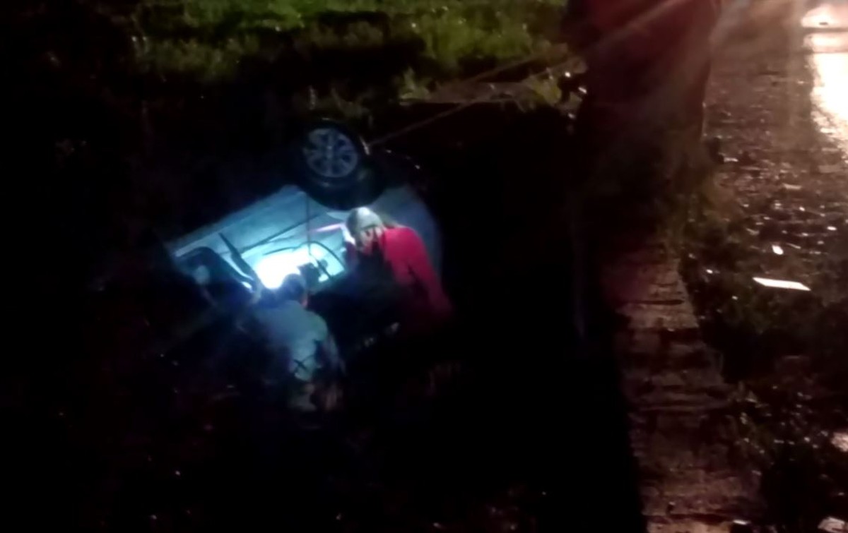 Homem morre após carro sair da pista e cair dentro de rio, em Fazenda Rio Grande | Paraná | G1