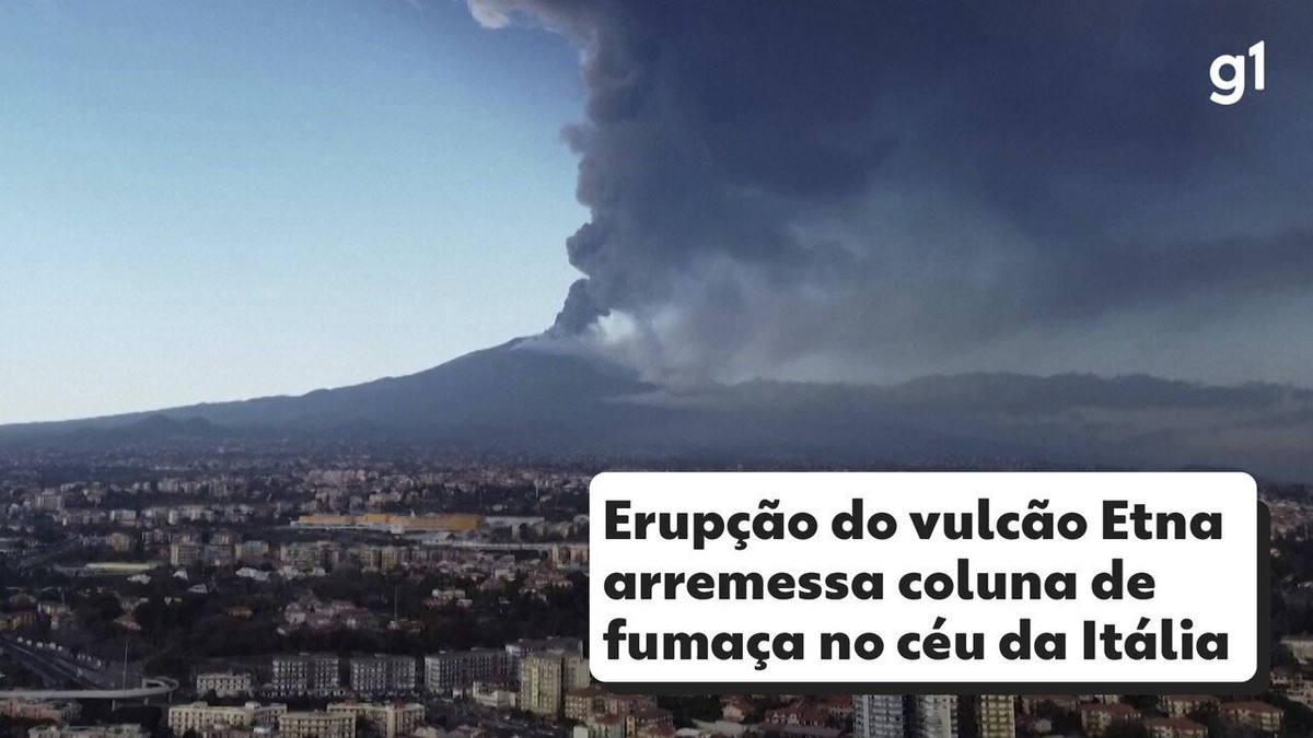 Erupção do vulcão Etna arremessa coluna de fumaça no céu da Itália e ...