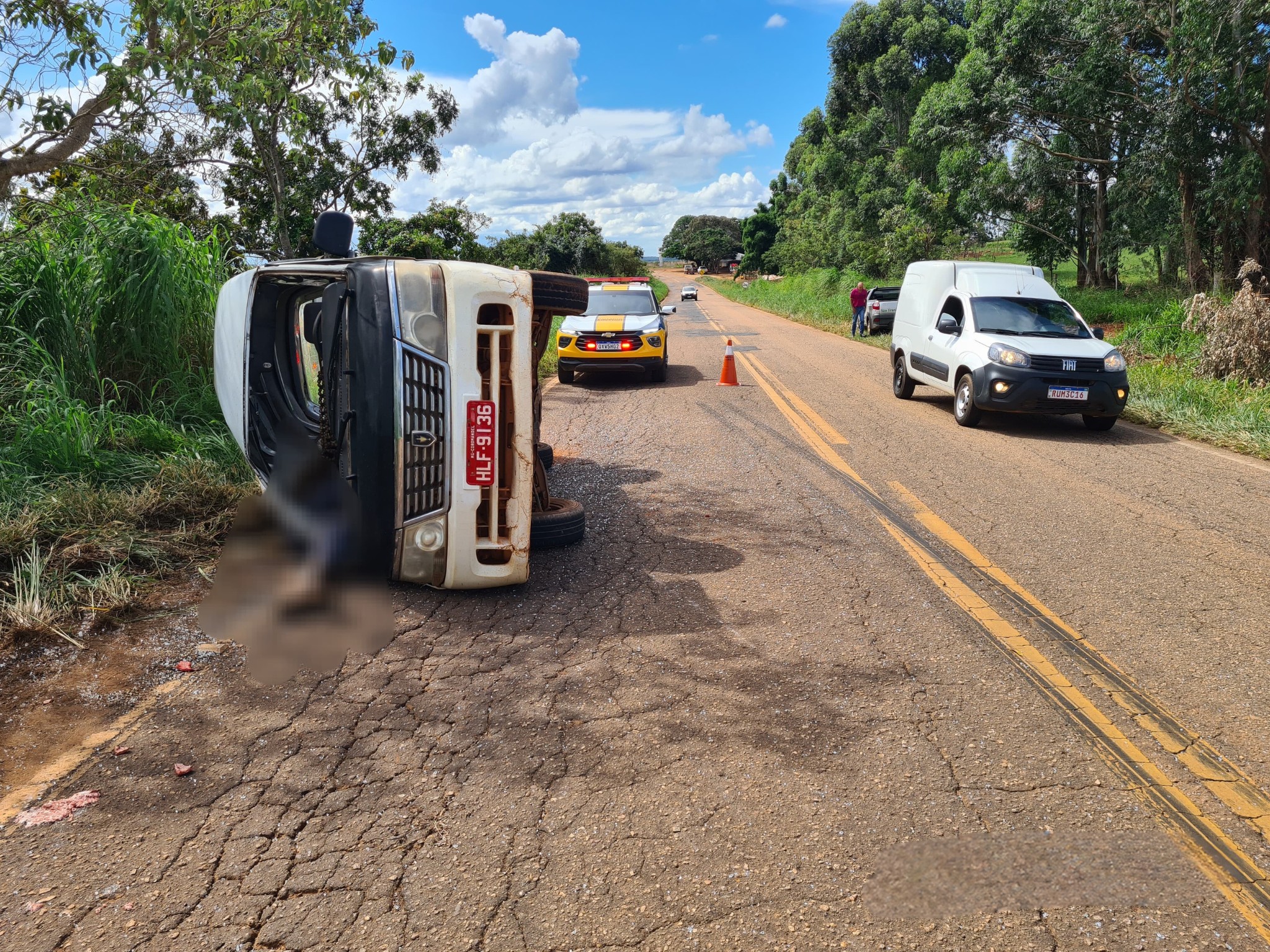 Motorista morre e estudantes ficam feridos após tombamento de van ...