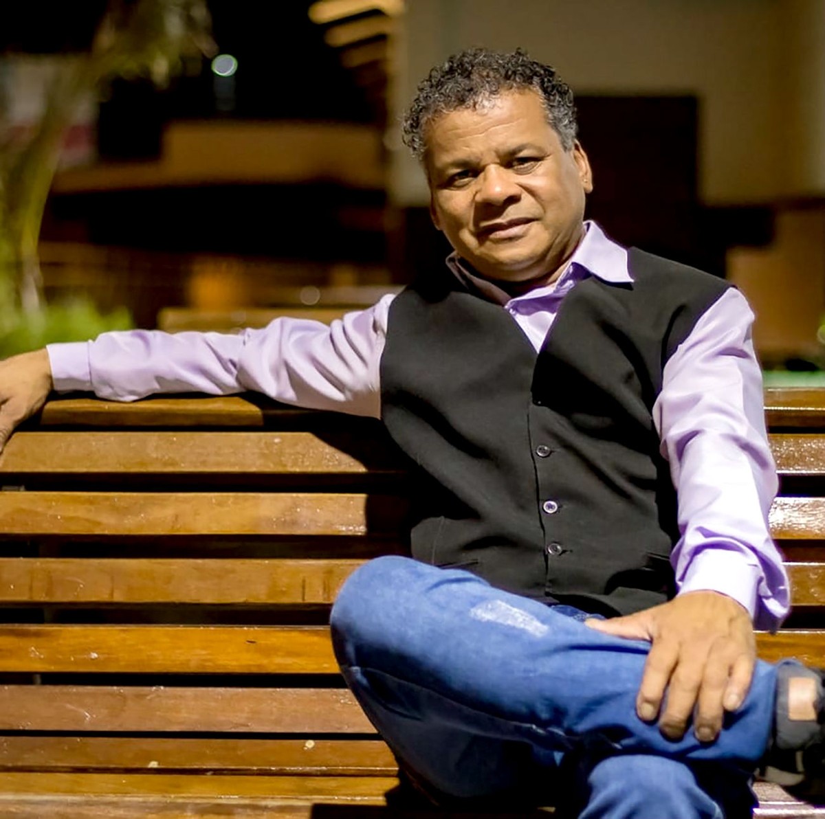 Adilson Rodrigues toca clássicos da MPB no palco do Sesc de Bauru ...