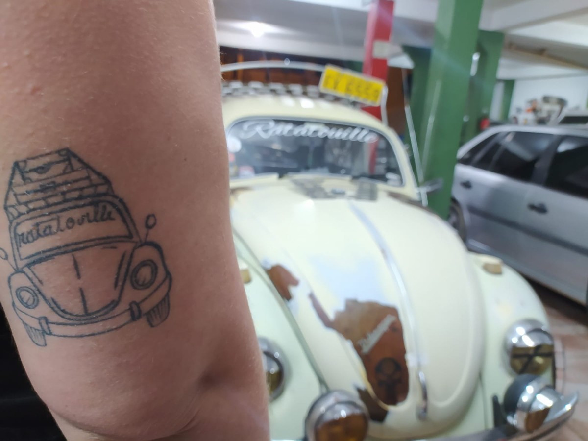 Manicure que fez tatuagem em homenagem ao Fusca fala de paixão por ...