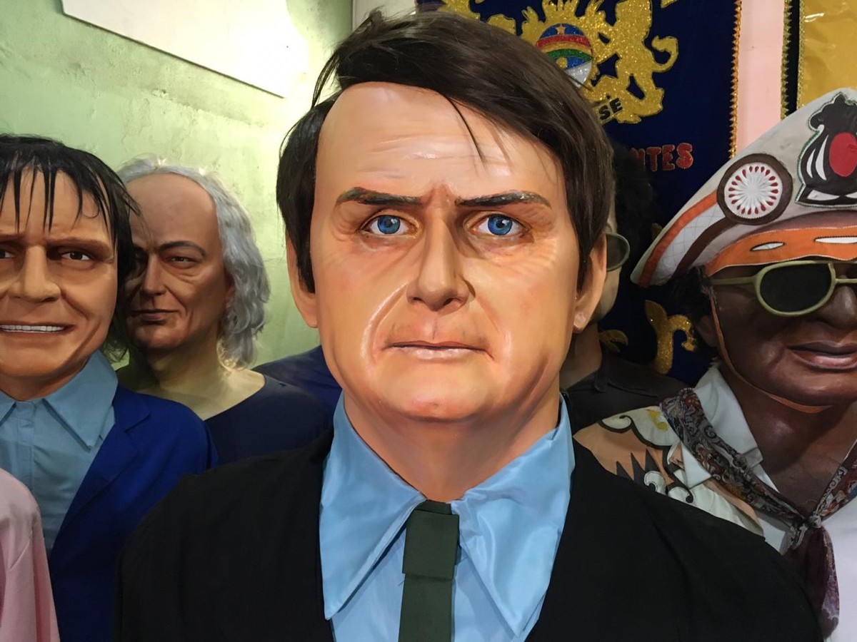 Jair Bolsonaro é transformado em boneco gigante para 'estrear' no ...