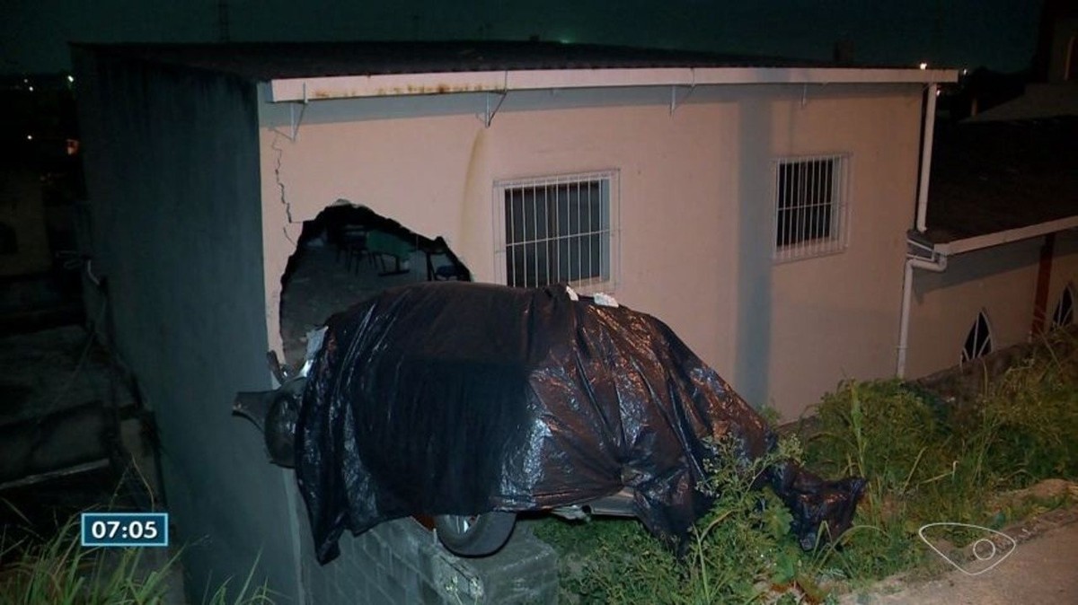 Carro desgovernado desce ladeira e invade igreja no Espírito Santo | Espírito Santo | G1