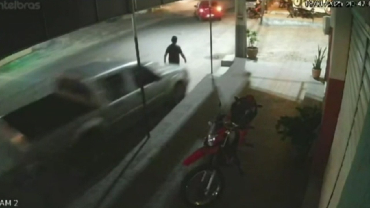 Caminhonete sem motorista desce ladeira, atropela e mata homem no Ceará; imagem é forte | Ceará | G1
