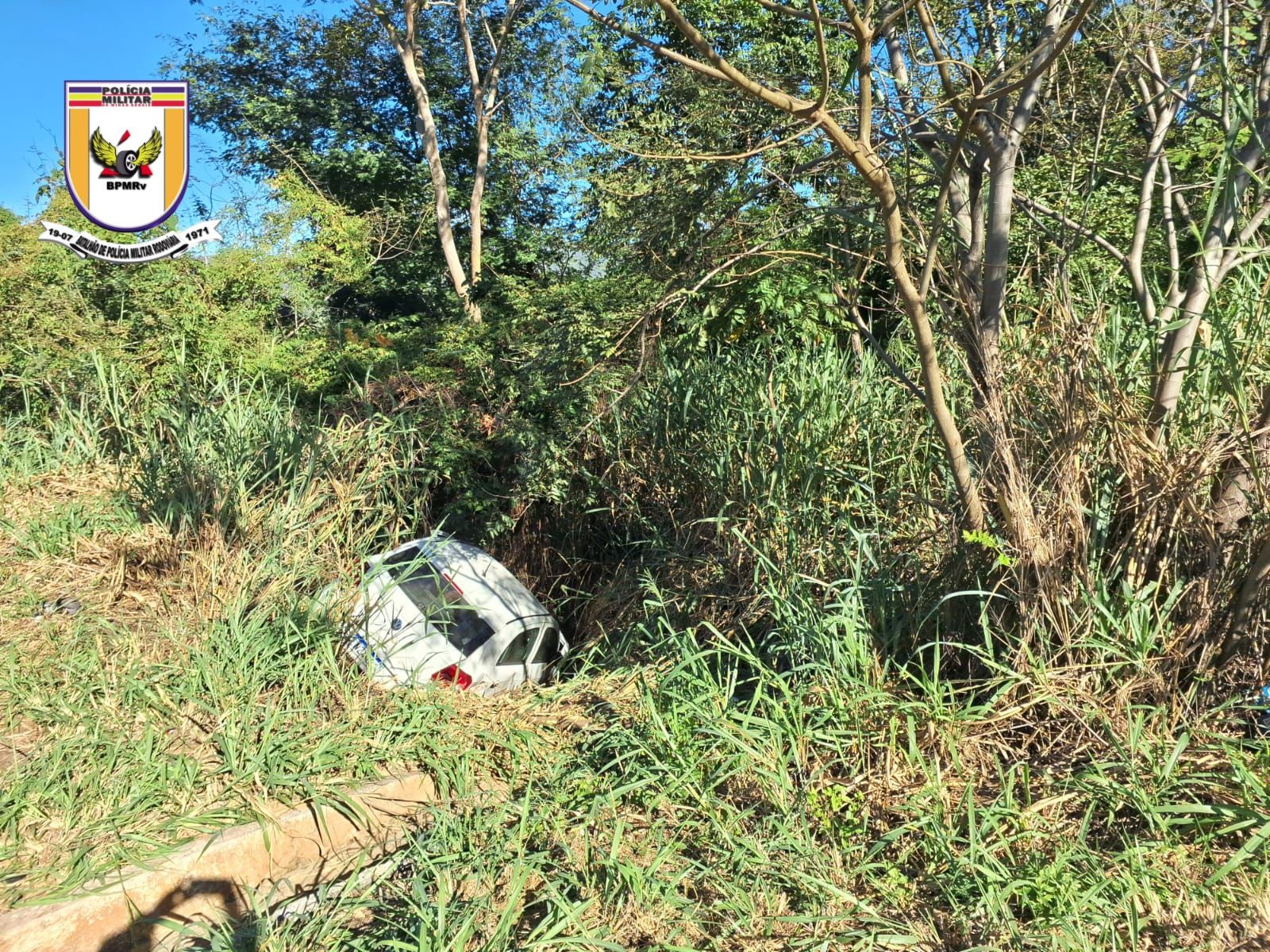 Batida entre carro de funerária e outro automóvel deixa quatro pessoas feridas na BR-135 ...