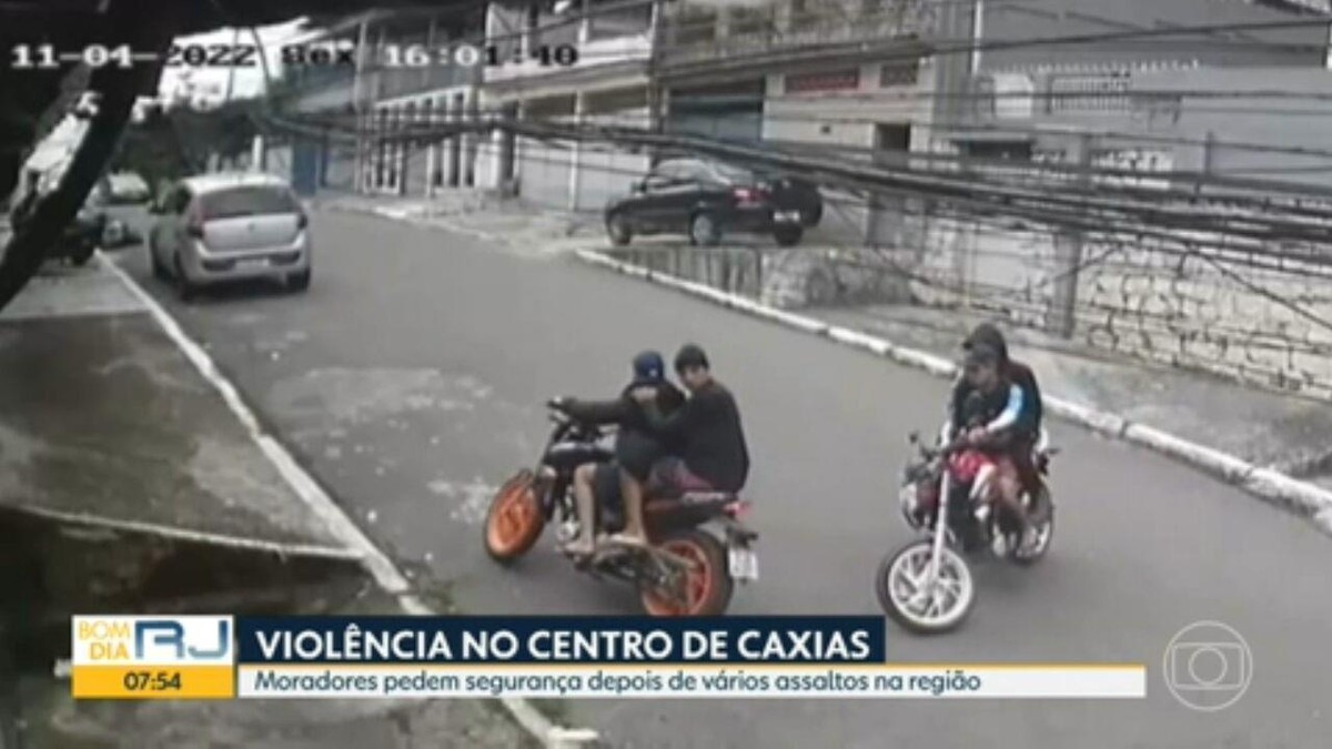 Assaltantes em Caxias empurram pedestre e atiram contra carro; veja ...