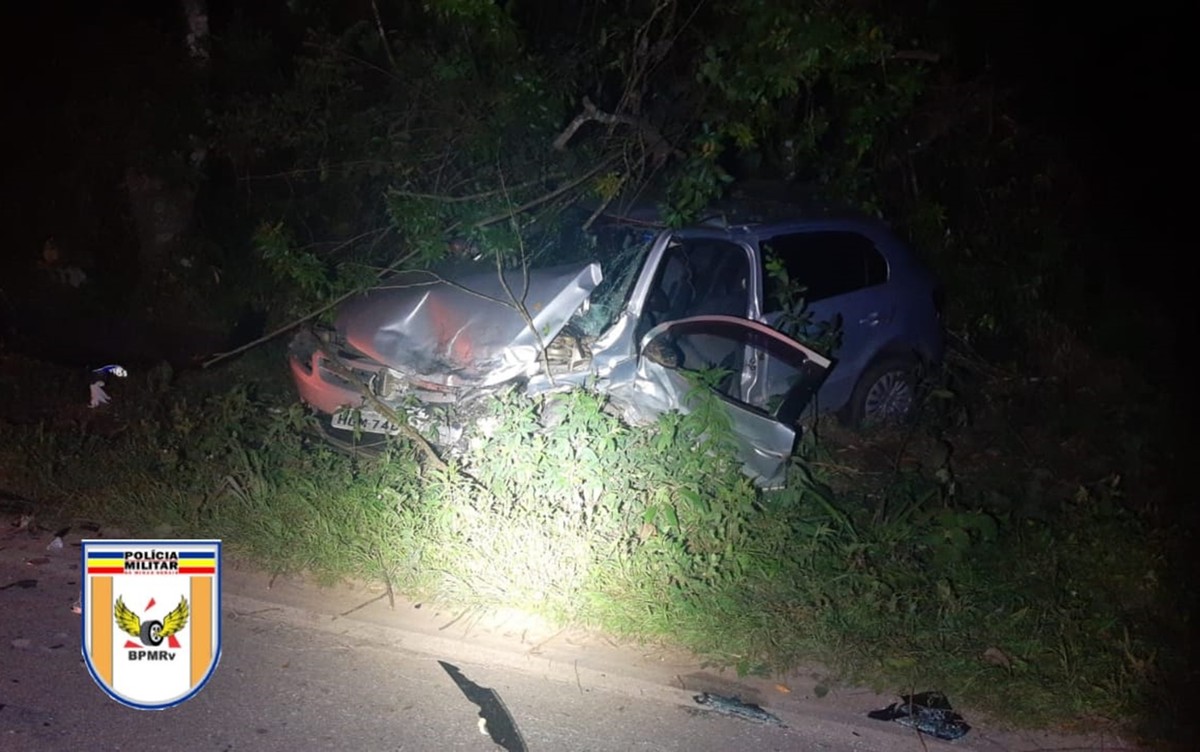 Motorista fica ferido após batida entre carros na MG-290, em Pouso Alegre, MG | Sul de Minas | G1