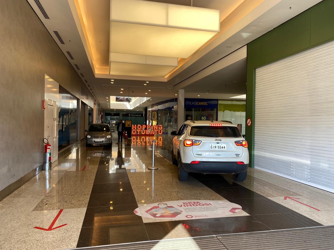 Shopping adota drive-thru e libera carros nos corredores das lojas para ...