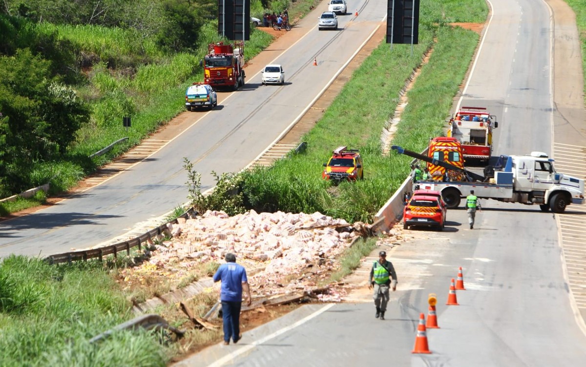Mulher morre e homem fica ferido após caminhão carregado de arroz tombar na GO-080 | Goiás | G1